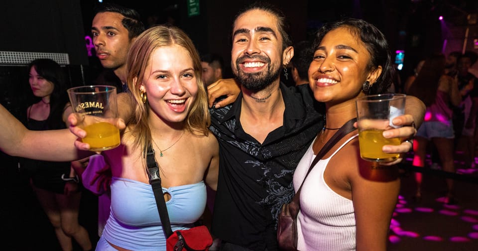 Barcelona: Pub Crawl with 1-Hour Open Bar and VIP Club Entry | GetYourGuide