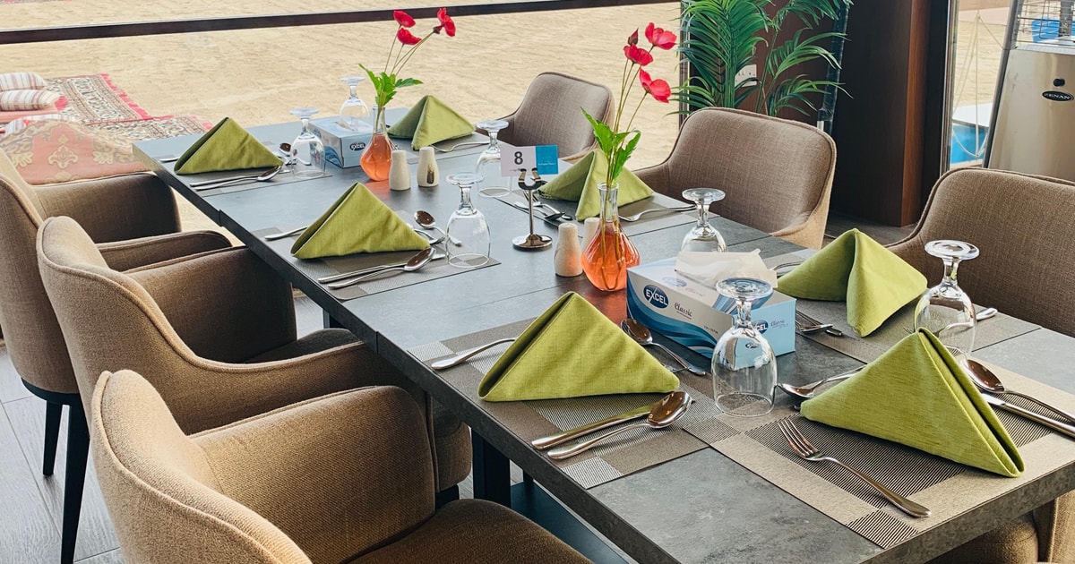 Pase de un día en un complejo turístico Al Majles-Sealine | GetYourGuide