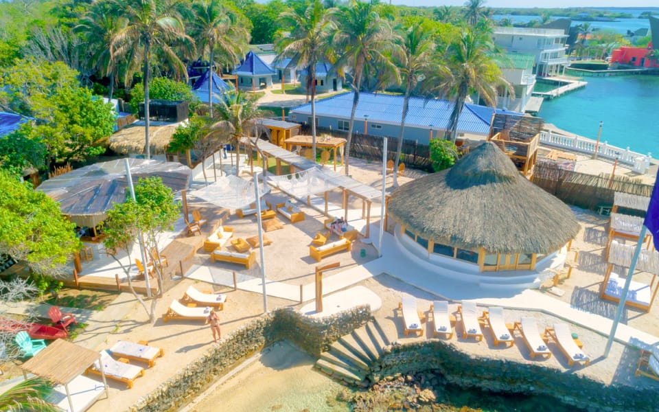 Explora Mangata Beach: Aventura en la Isla del Rosario | GetYourGuide