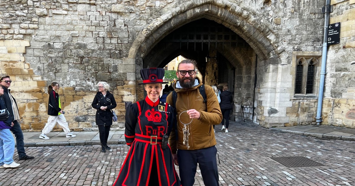 Tower of London Beefeater Opening Ceremony & Early Access | GetYourGuide