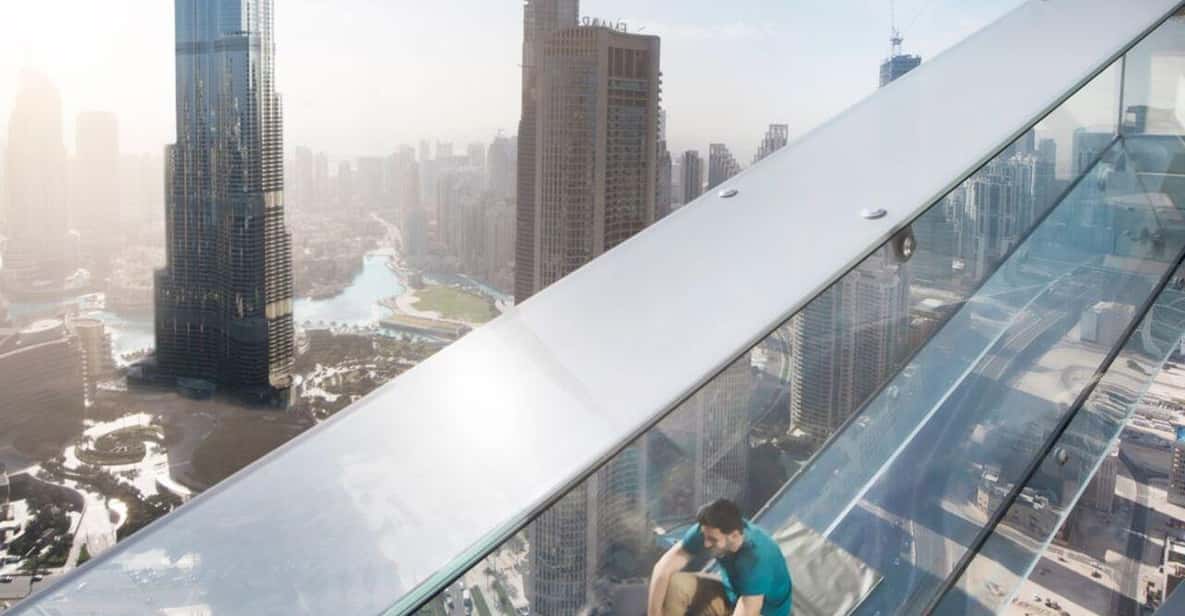 Dubai: Sky Views Observatory Toegang met Glazen Glijbaan & Eten ...