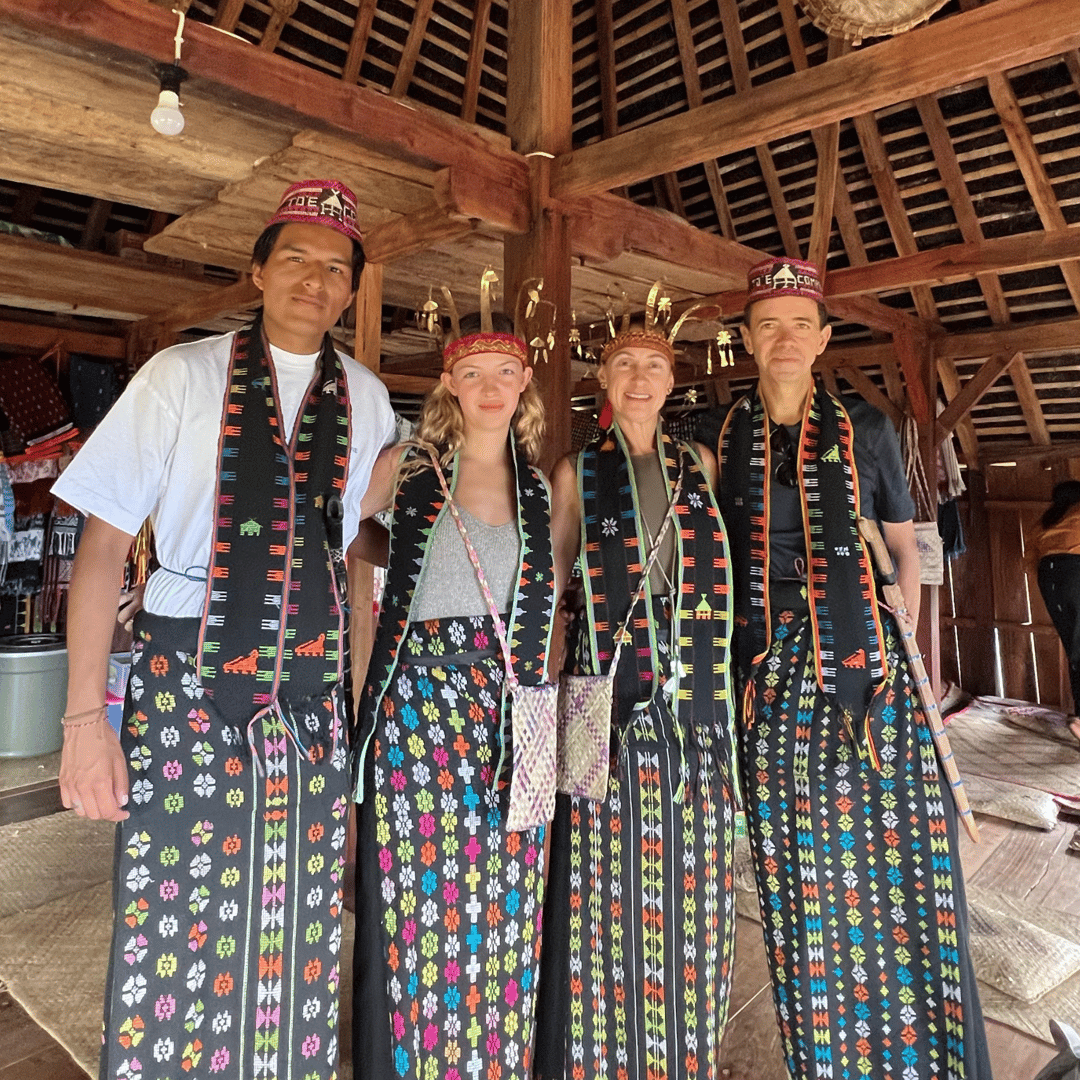 Esplorazione di tradizioni, grotte e colline in un giorno a Labuan Bajo ...