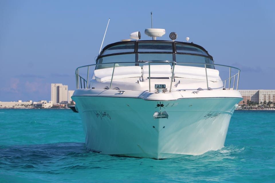 Kryssa genom paradiset i en lyxyacht i Cancún | GetYourGuide