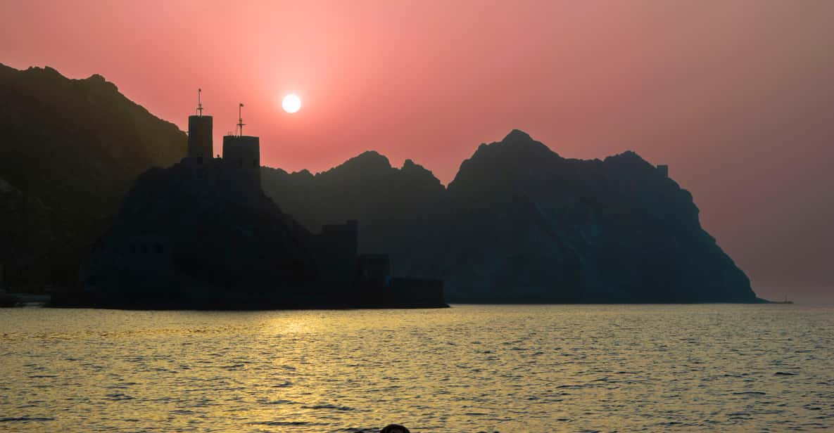 Muscat: Kreuzfahrt bei Sonnenuntergang mit Al Jalali Fort und Mirani ...