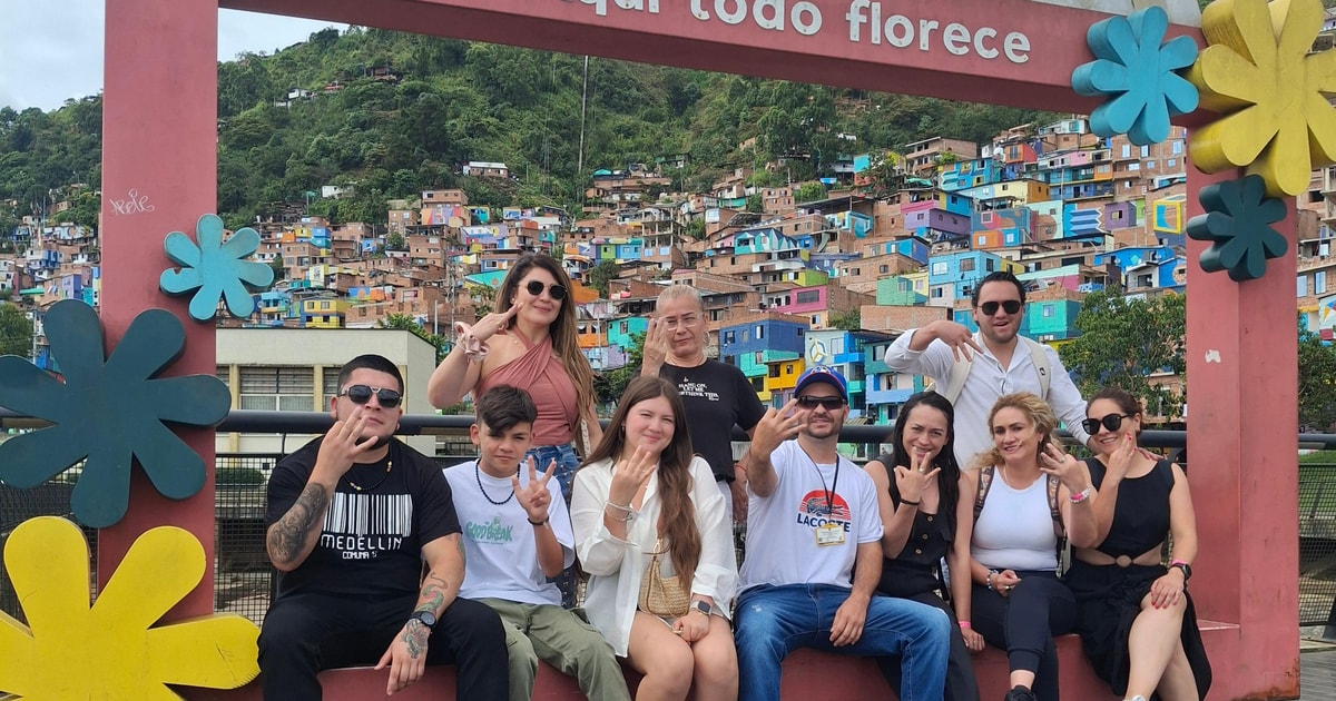 Medellín: Private Tour durch die Communes 13 und 3 mit Seilbahn ...