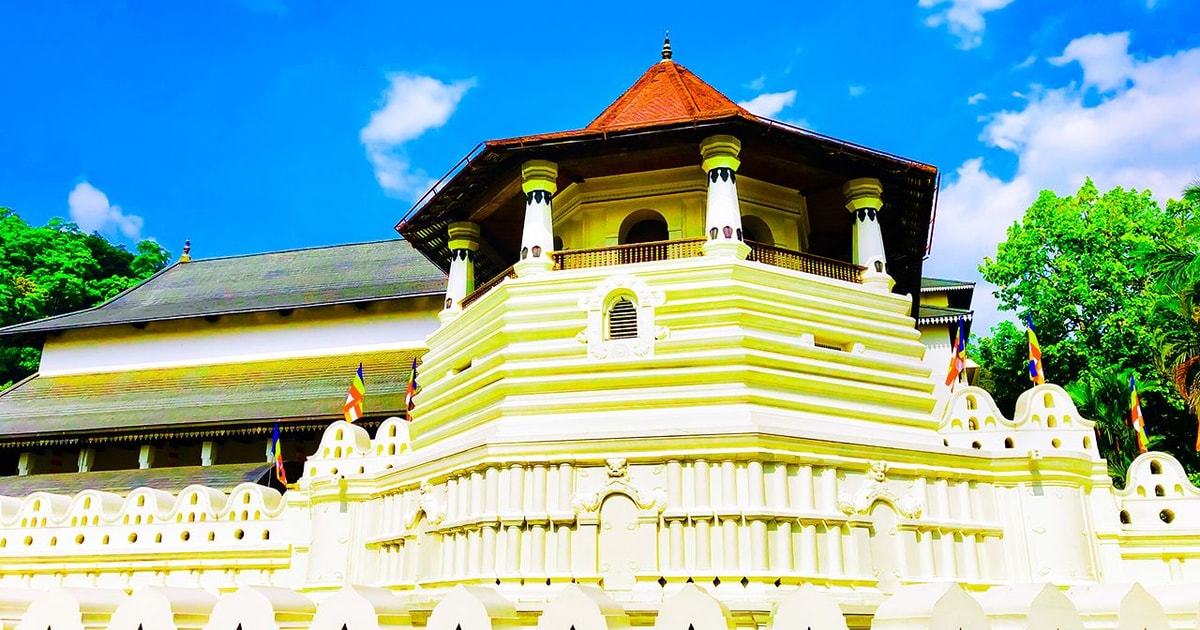 Vanuit Kandy: All-inclusive avond stadsrondleiding in Kandy per Tuk-Tuk ...