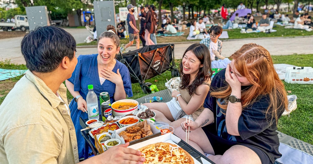 Picnic en el río Han, en el centro de Seúl. | GetYourGuide