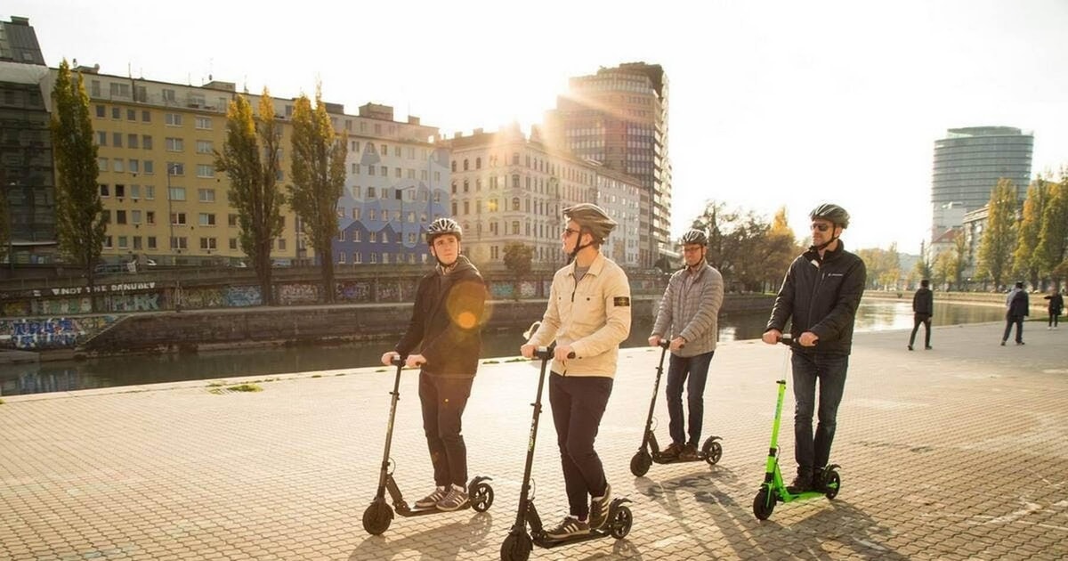 Cracovia: Ruta Real en Scooter 1 hora | GetYourGuide