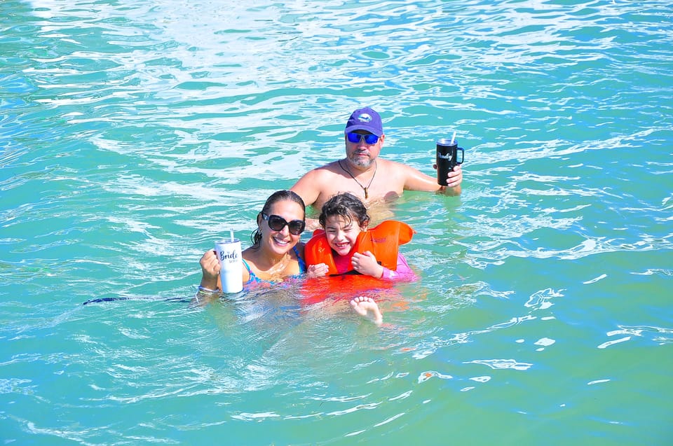 Fiesta privada en barco con barra libre y snorkel | GetYourGuide