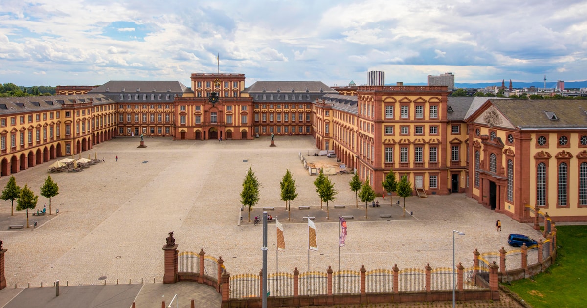 Mannheim, Costume Tour: Carl Theodor's 300th birthday | GetYourGuide