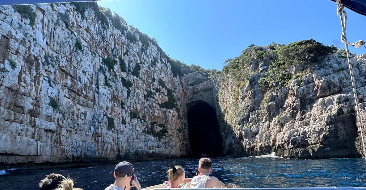 Vlore : Visite privée en hors-bord de la grotte de Haxhi Ali | GetYourGuide
