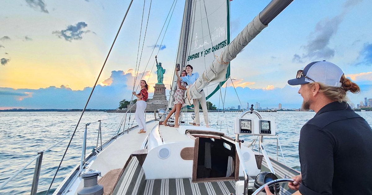NYC- VELERO PRIVADO, ESTATUA DE LA LIBERTAD, SKYLINE DE MANHATTAN ...