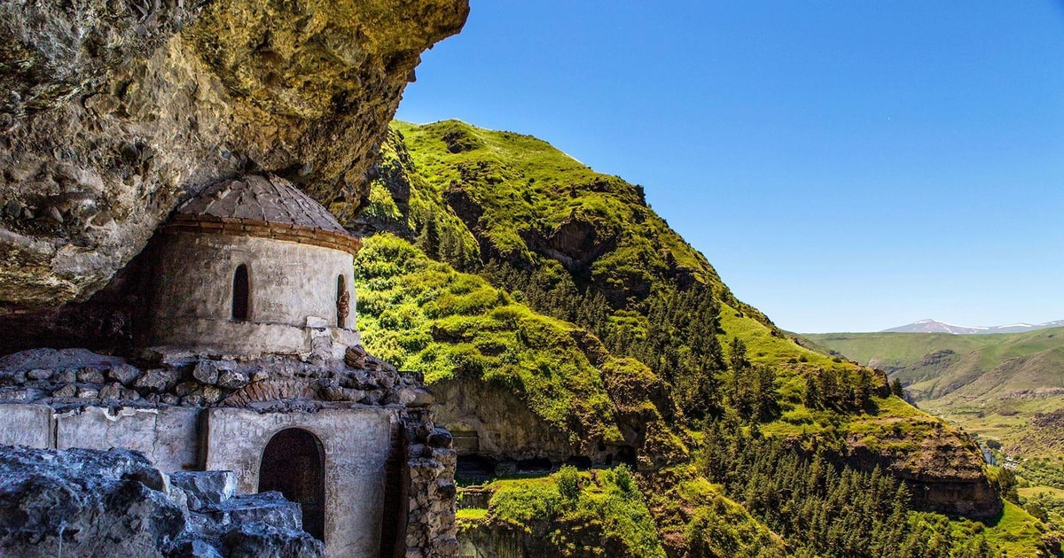 Viagem no tempo: Descoberta de Vardzia, Rabati e Borjomi | GetYourGuide