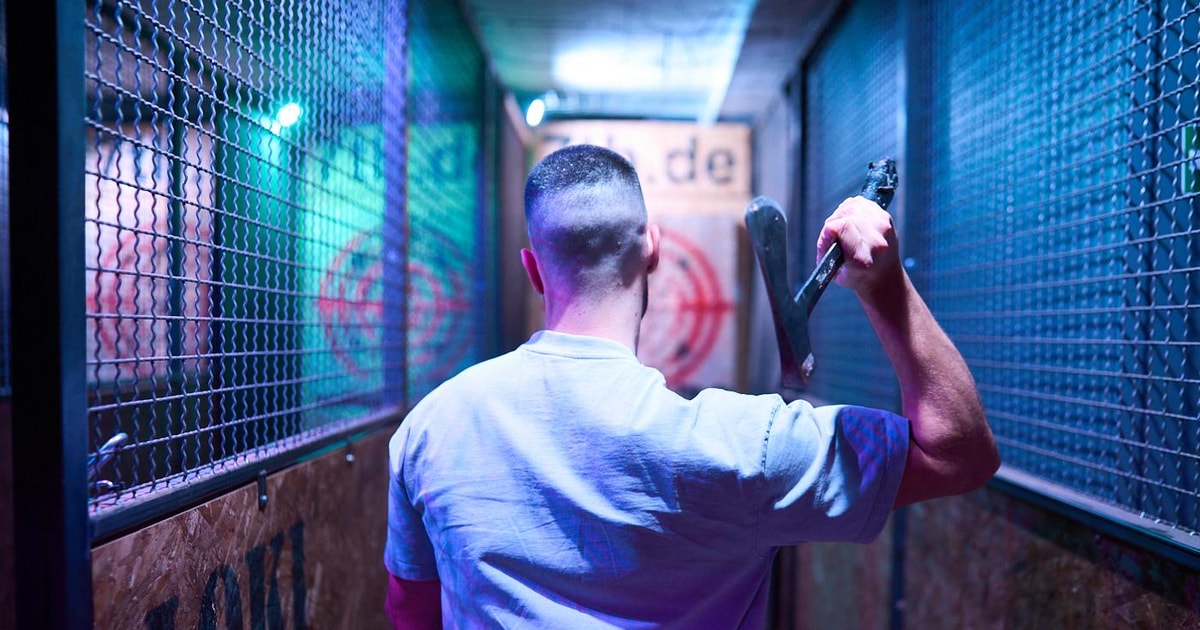 Cologne: Viking Challenge – Axe Throwing in the 7th Space! | GetYourGuide