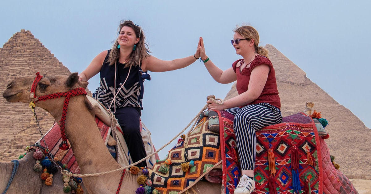 Giza: Guidad tur med kvinnlig guide till pyramiderna och Egyptiska ...