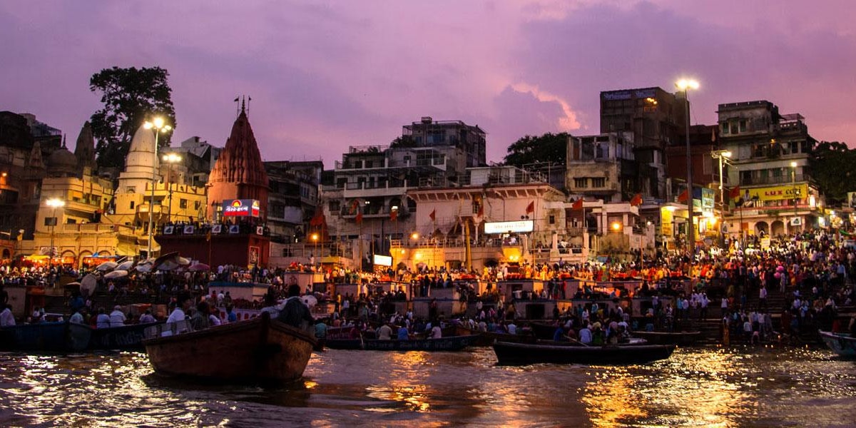 Varanasi: Assi Ghat Arti Ceremony Show og Ganges bådtur | GetYourGuide