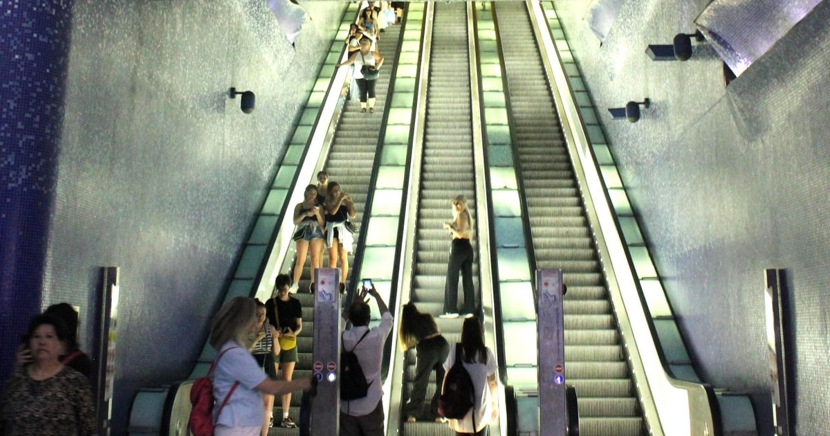 Metro artístico de Nápoles: tour guiado a pie por el subsuelo ...