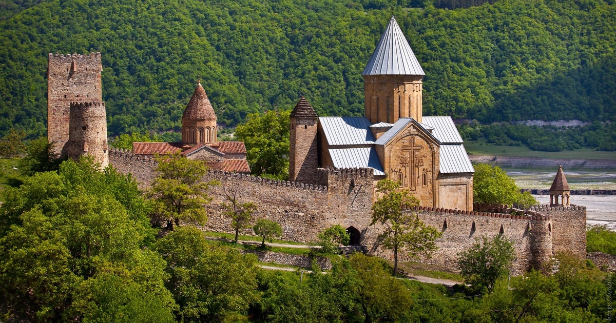 Vanuit Tbilisi: dagtrip naar Kazbegi met Ananuri & Gudauri | GetYourGuide