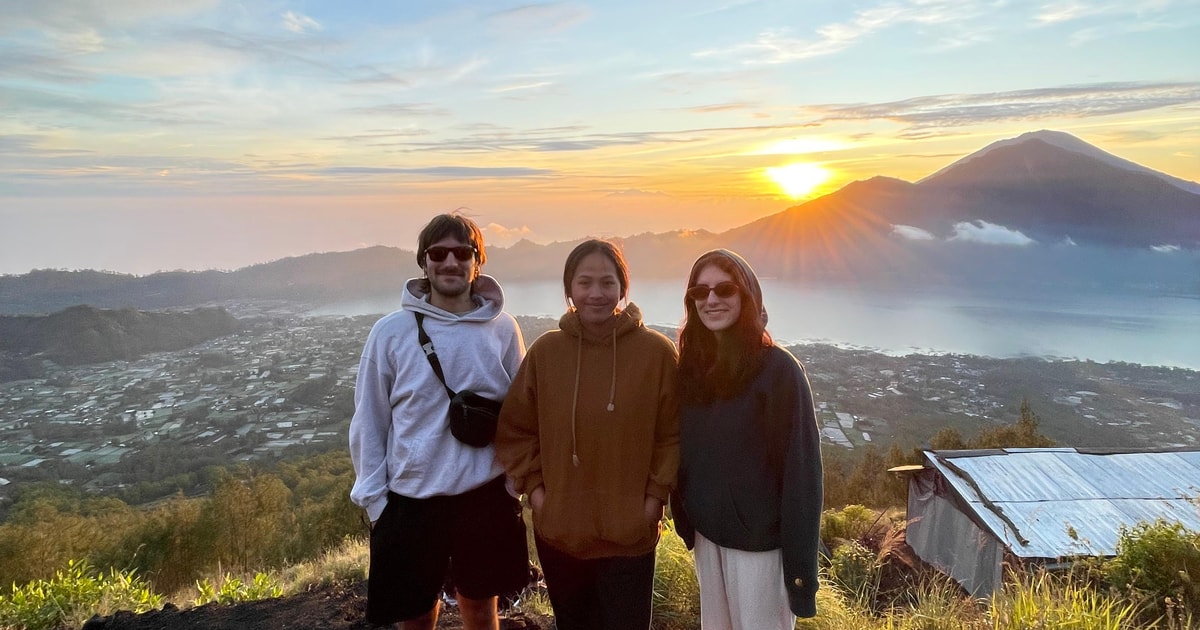 Escursione all'alba di M.t batur con fotografo e trasporto | GetYourGuide