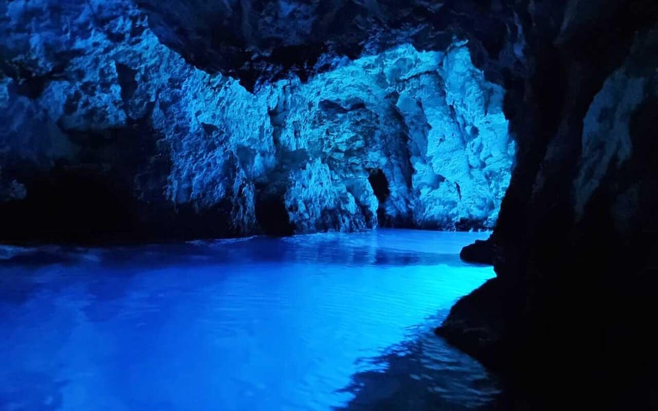 Fahrt mit dem Schnellboot zur Blauen Höhle von Trogir aus | GetYourGuide