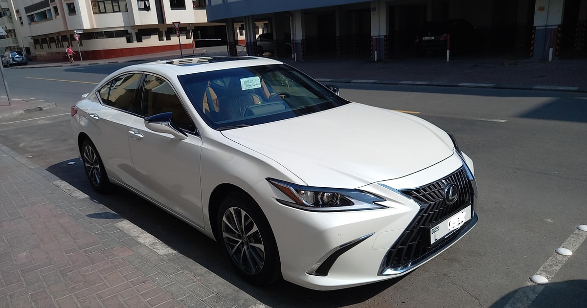 Dubaj: Prywatny samochód klasy premium Lexus z kierowcą | GetYourGuide