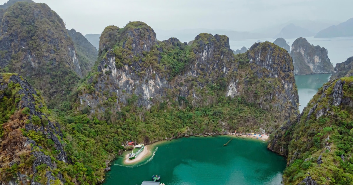 Hanói: crucero de lujo por la bahía de Bai Tu Long con almuerzo y kayak ...
