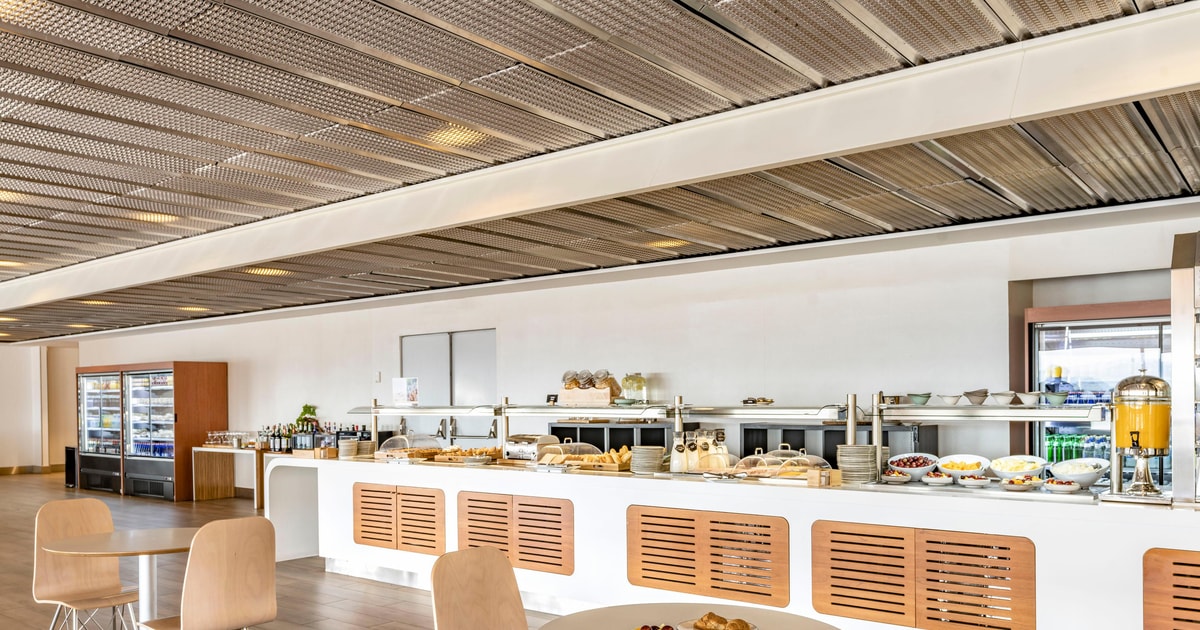 Madrid: Access to Puerta de Alcalá VIP Airport Lounge (T2) | GetYourGuide