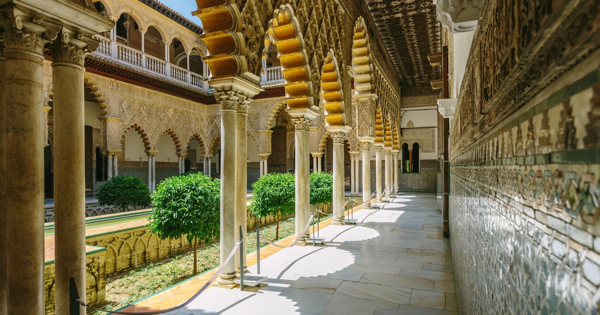 Sevilla: Visita a los Reales Alcázares con acceso prioritario ...