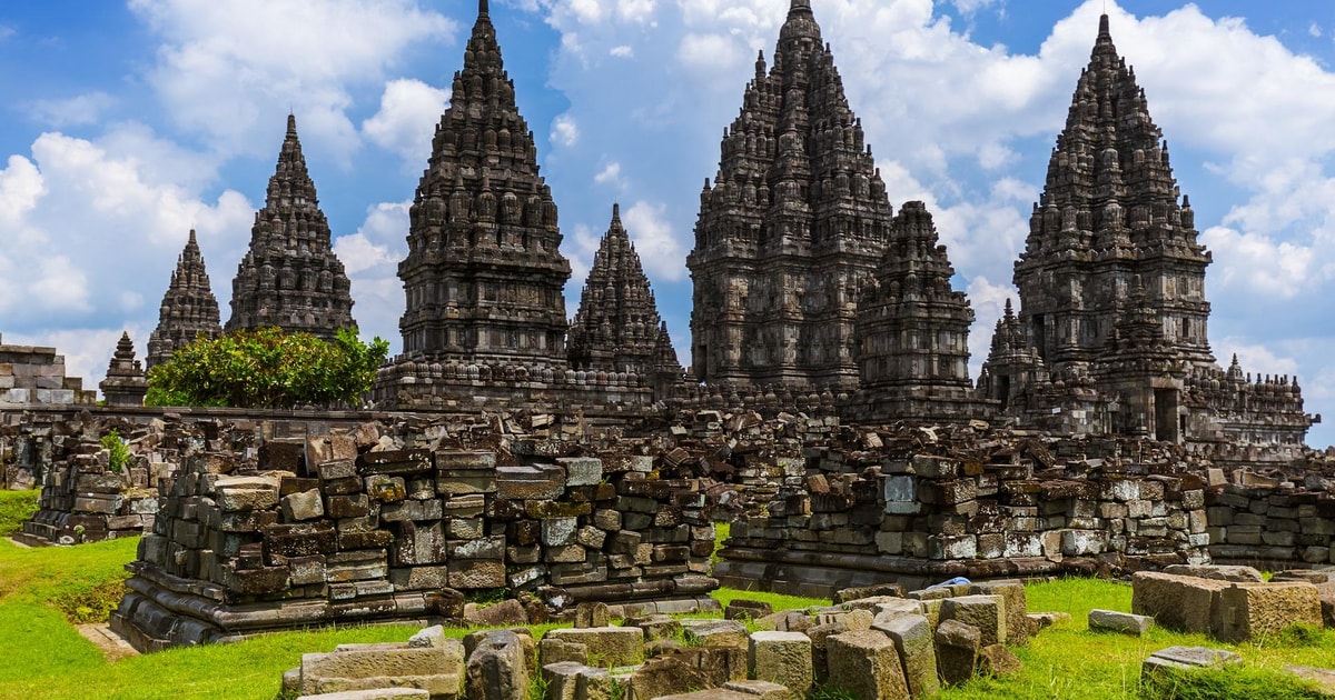 Yogyakarta: Borobudur sunrise(guarantee climb up)& Prambanan | GetYourGuide
