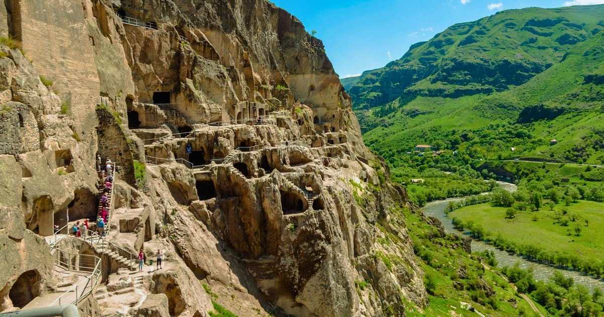 Private Tour von KUTAISI: Vardzia, Rabati, Borjomi | GetYourGuide