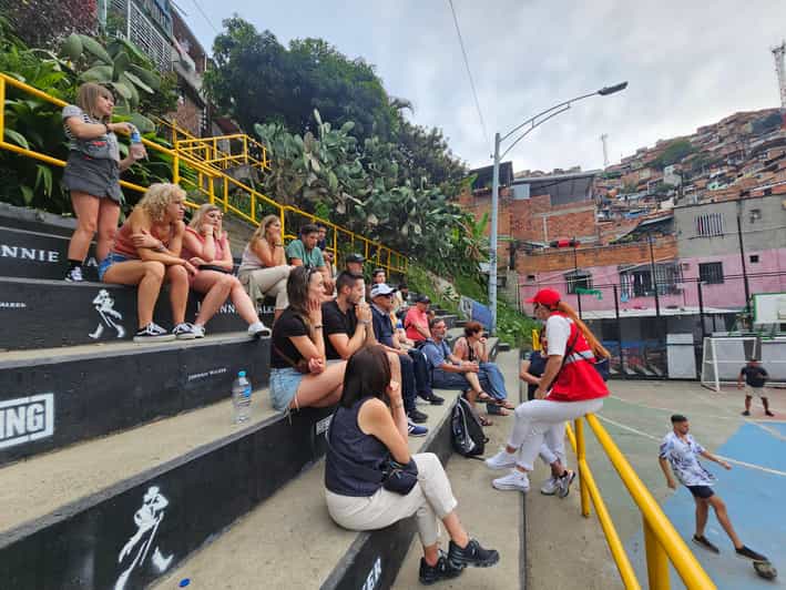 Graffiti Tour comuna 13 y teleférico (realizado por guías locales ...