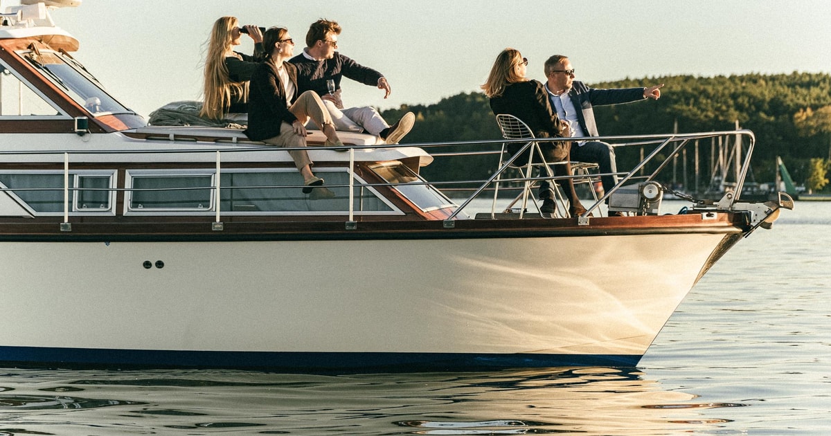 Klaipeda: Tour di classe in yacht della laguna di Curonia e del porto ...