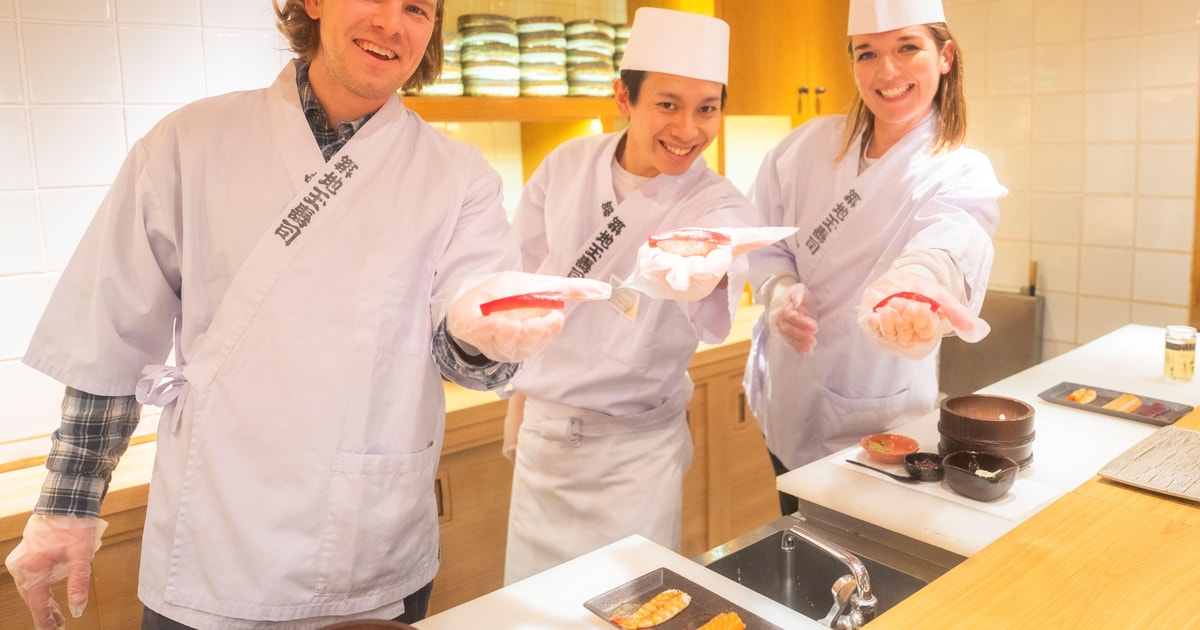 Tokyo - en natt Asakusa Sushi Making och Bar Hopping Night Tour ...
