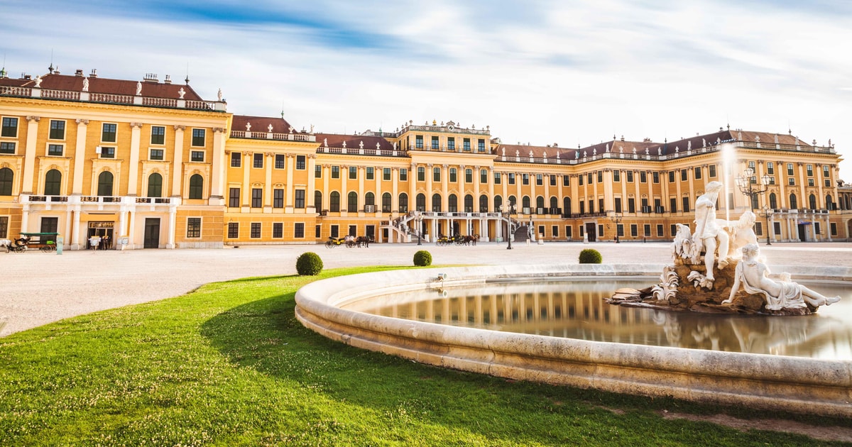 Vienna: tour per piccoli gruppi del Castello di Schönbrunn e dei ...