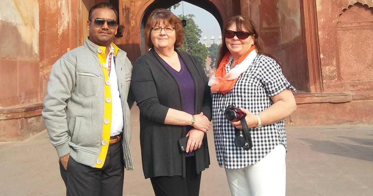 Da Mumbai: Alba del Taj Mahal di Agra con il Tempio di Lord Shiva ...