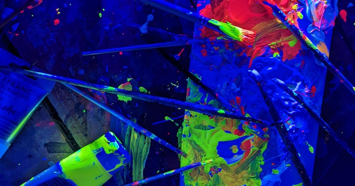 Lyon : Neon painting in an artist's studio - gallery | GetYourGuide