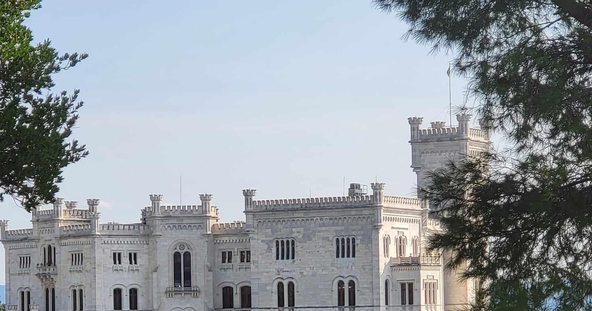 Miramare: Το πιο ρομαντικό, όμορφο και θλιβερό κάστρο. | GetYourGuide