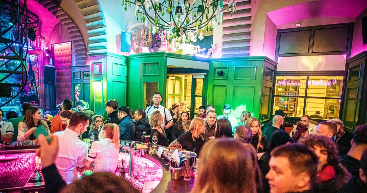 Vienna: Pub Crawl with Nightclub Entry | GetYourGuide