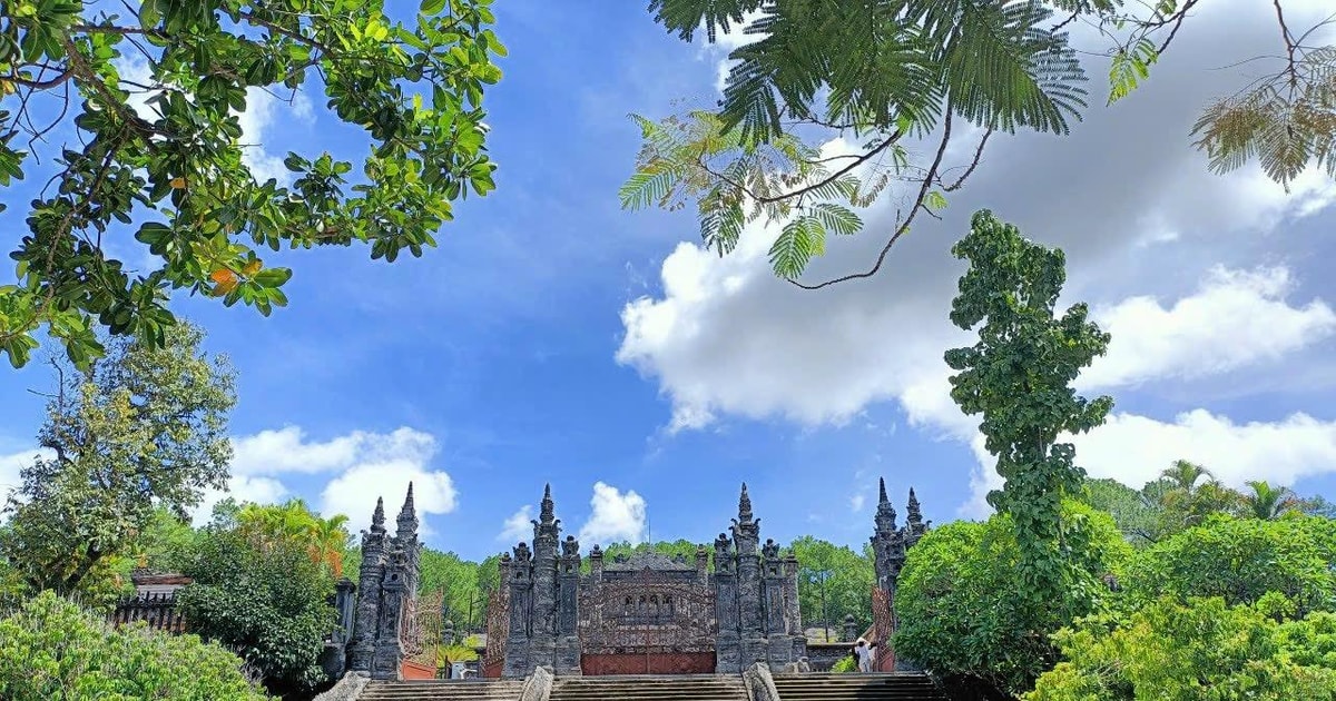 Hue: Royal Tombs Tour - Besøg de 3 bedste grave og pagoder | GetYourGuide
