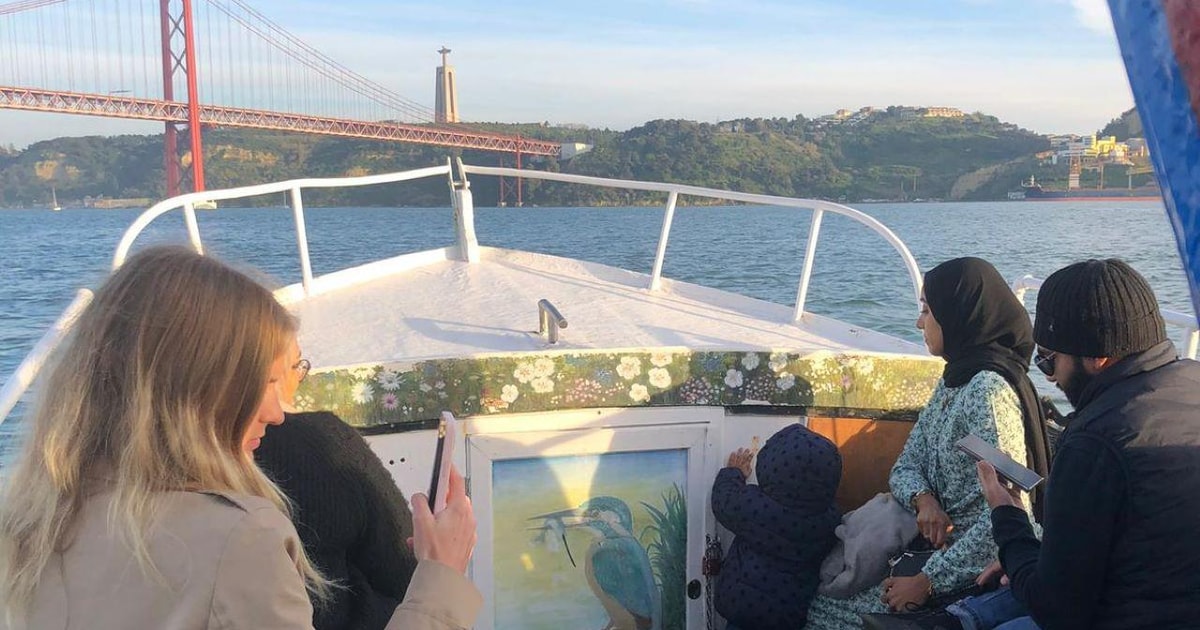 Lisboa: Passeio de barco típico de madeira | GetYourGuide