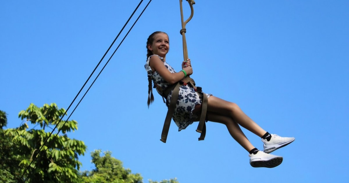 Escursione a terra di Roatan Jungle Top Zip Line con scimmia/lingua ...