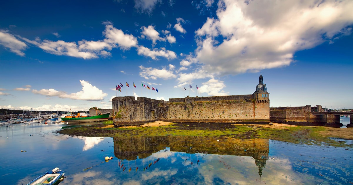 Concarneau: városnézés a belvárosban, a fallal körülvett város, a ...