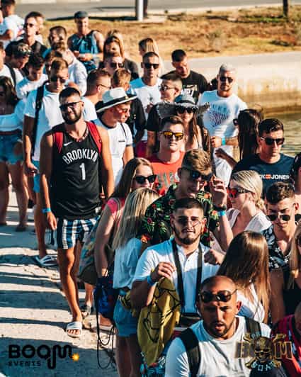 Poreč: Fiesta en barco con DJ, parada para nadar y entrada a discoteca ...