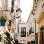 Descubra o centro histórico de Marbella com um tour privado cinco ...