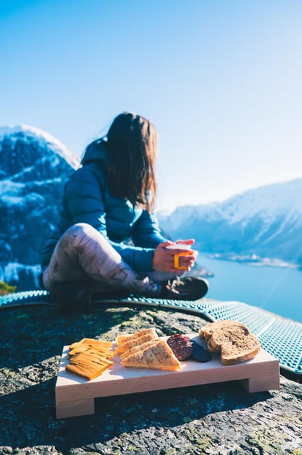 Nyd en picnic på en klippe i Norges fjordlandskab | GetYourGuide