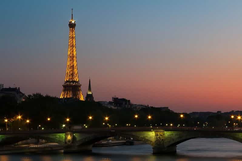 Paris Illuminated Walking Tour in Spanish | GetYourGuide