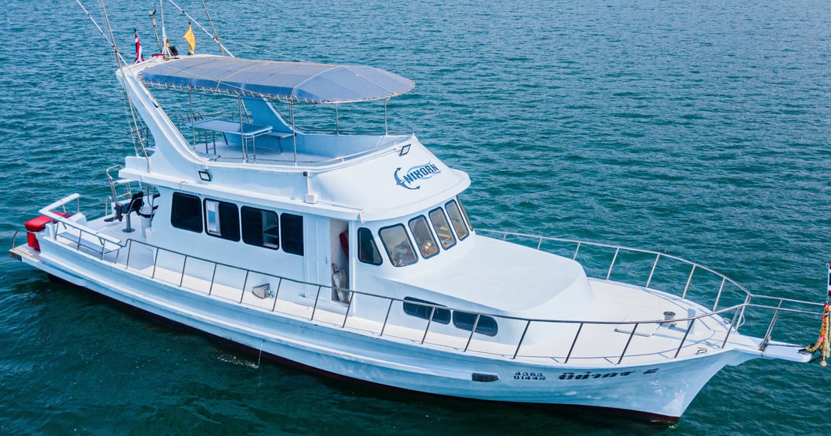 Phuket: Pesca deportiva y curricán en barco con almuerzo | GetYourGuide