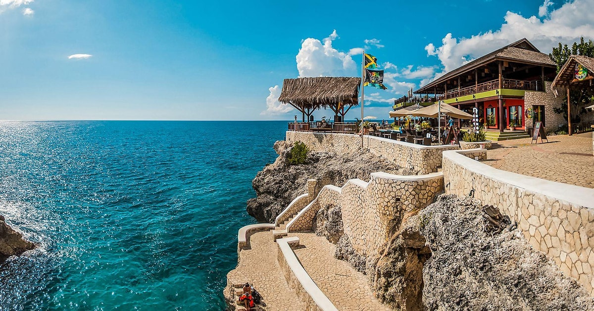 Negril: Rick's Café und Negril Shopping von Ocho Rios aus | GetYourGuide
