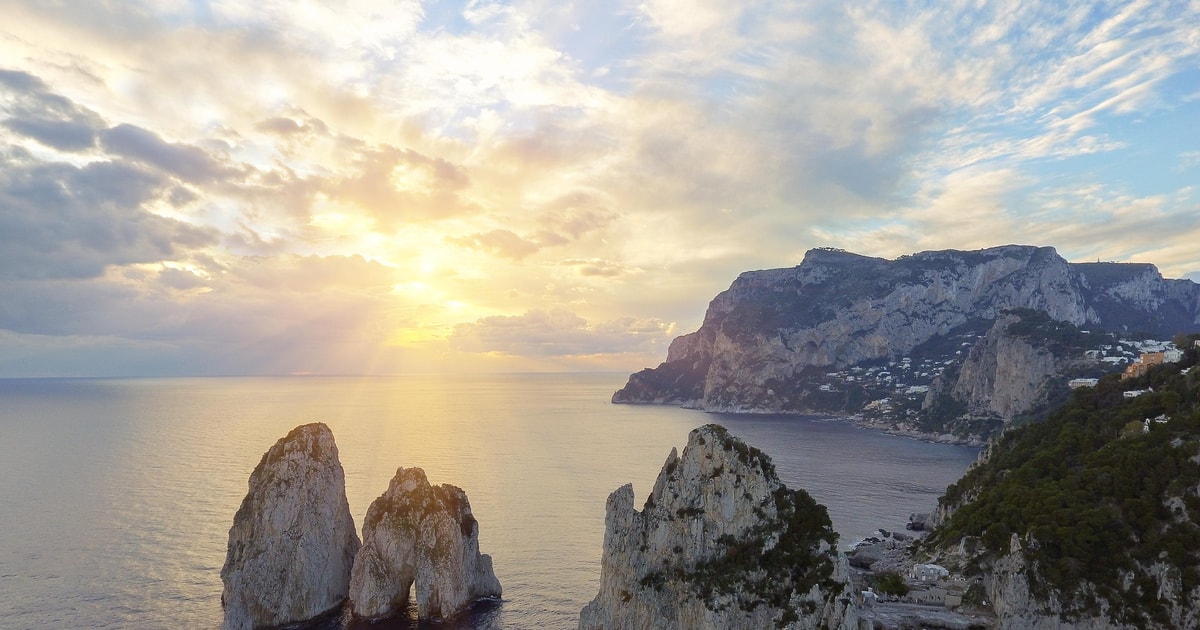 Capri: passeio de barco pela ilha com tempo livre na cidade de Capri ...