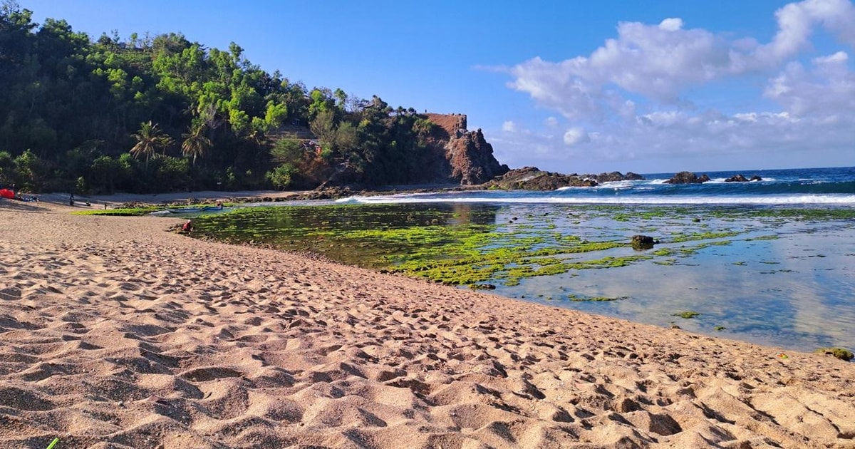 Von Yogyakarta aus: Pengilon Hill und Hidden Beach | GetYourGuide